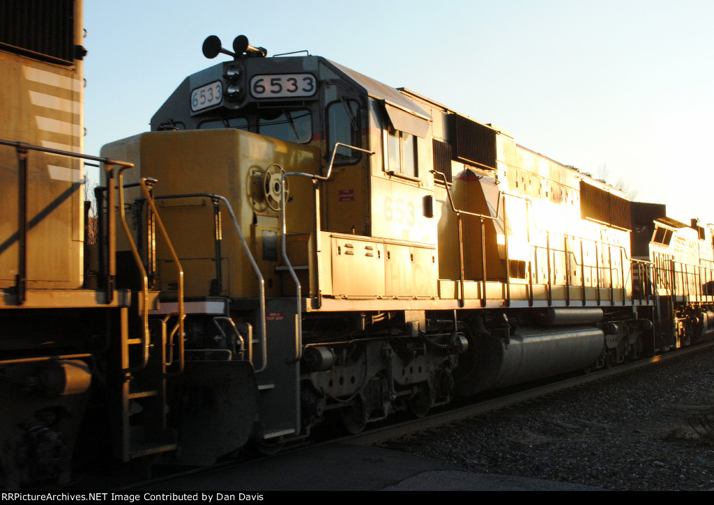 NS SD60 6533 trails on 39G
